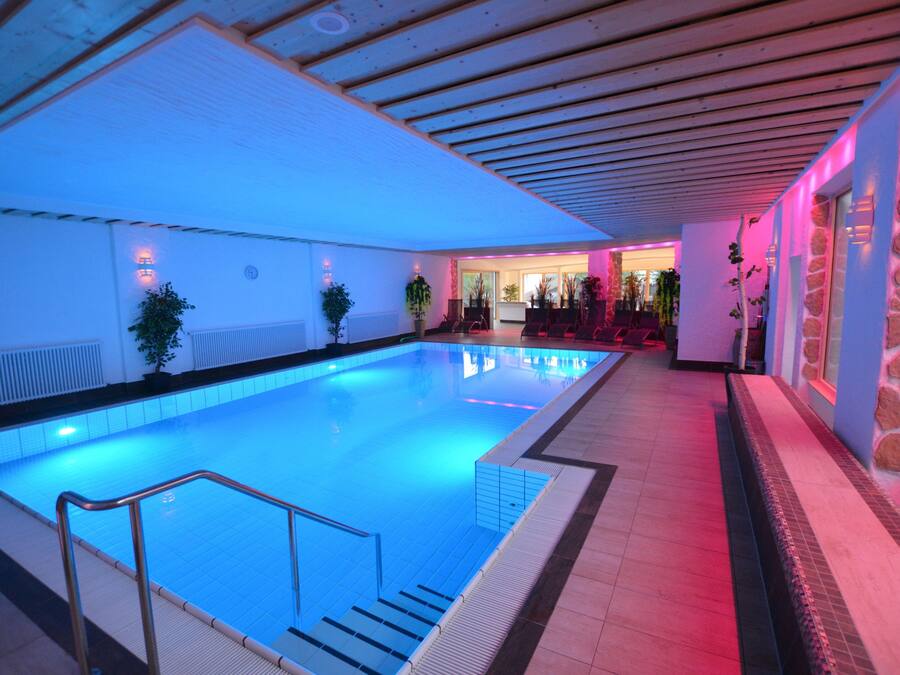 Piscina interior, da(s) 7:00 à(s) 21:00, espreguiçadeiras