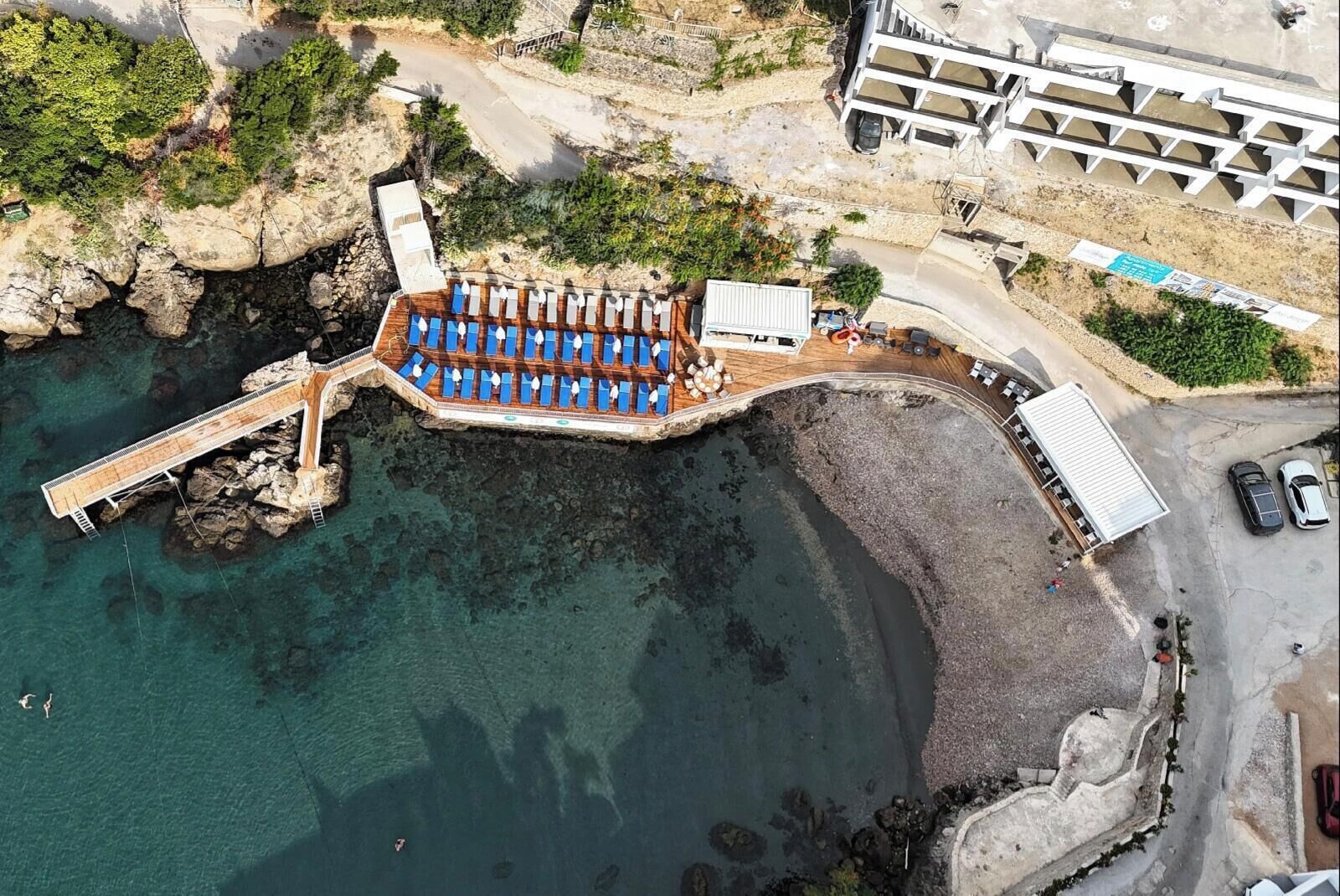 Uma praia privada, espreguiçadeiras, guarda-sóis de praia 