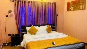 Espaço de trabalho para notebook, Wi-Fi de cortesia, roupa de cama