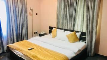 Espaço de trabalho para notebook, Wi-Fi de cortesia, roupa de cama