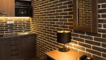 Quarto casal (Small) | Cozinha americana privada | Geladeira, micro-ondas, talheres/pratos/utensílios de cozinha
