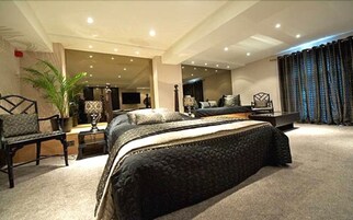 Quarto casal executivo | Escrivaninha, roupa de cama