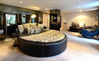 Escrivaninha, roupa de cama