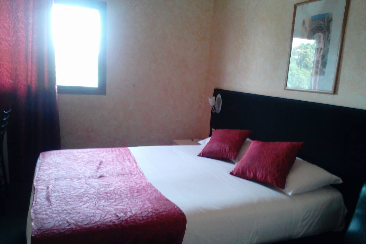 Cofre no quarto, secretária 