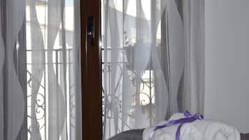 Quarto Duplo Deluxe, varanda, Vista para a cidade | Secretária, Wi-fi grátis, roupa de cama fornecida