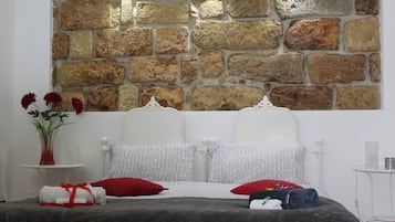 Quarto triplo superior, vista para a cidade | Escrivaninha, Wi-Fi de cortesia, roupa de cama