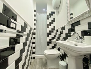 Quarto Duplo Económico | Casa de banho | Um polibã, artigos de higiene pessoal grátis, um secador de cabelo 