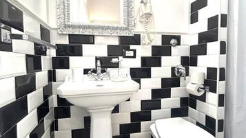 Quarto Quádruplo | Casa de banho | Um polibã, artigos de higiene pessoal grátis, um secador de cabelo