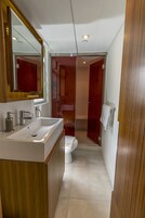 Suite, 2 quartos | Casa de banho | Um polibã, artigos de higiene pessoal grátis, chinelos