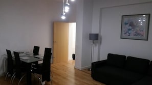 Apartamento, 2 quartos | Refeições no quarto