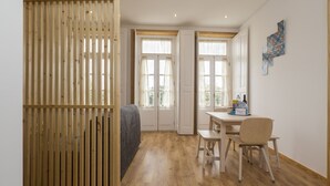 Apartamento Estudio com Varanda e vista Rio - 2º Andar | Refeições no quarto
