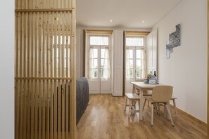 Apartamento Estudio com Varanda e vista Rio - 2º Andar | Refeições no quarto
