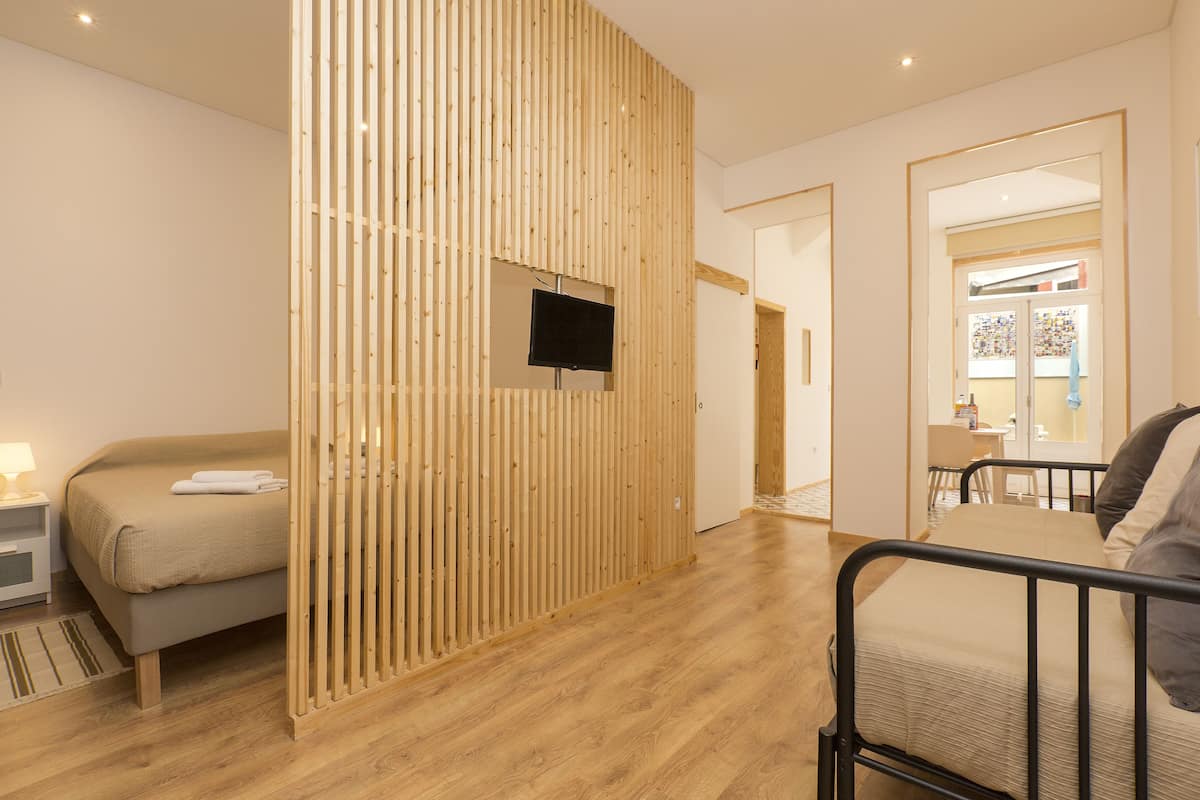 Apartamento Estudio com Terraço - 1º Andar | Sala de estar | Televisor LCD de 24 polegadas com canais por cabo, televisor