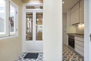 Apartamento Estudio com Varanda - 3º Andar | Cozinha privada | Um frigorífico, um micro-ondas, um forno, uma placa de cozinha 