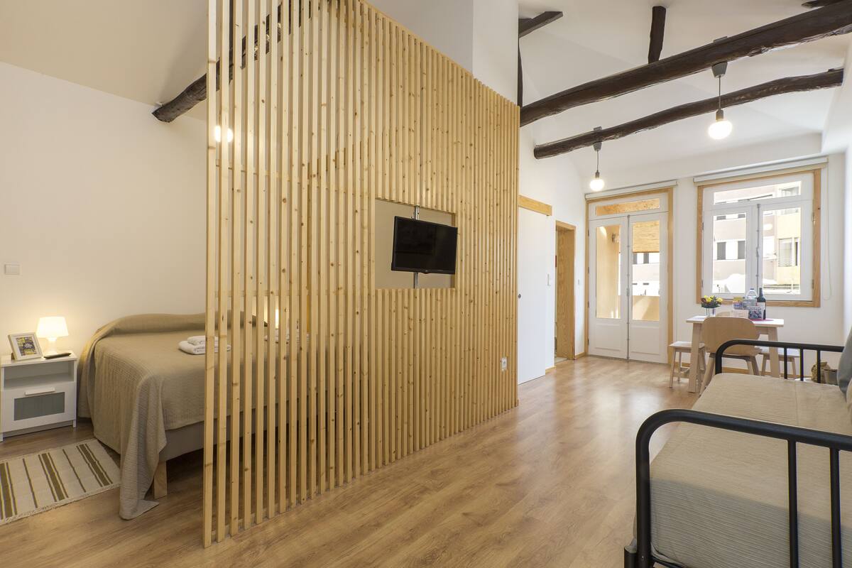 Apartamento Estudio com Varanda - 3º Andar | Sala de estar | Televisor LCD de 24 polegadas com canais por cabo, televisor
