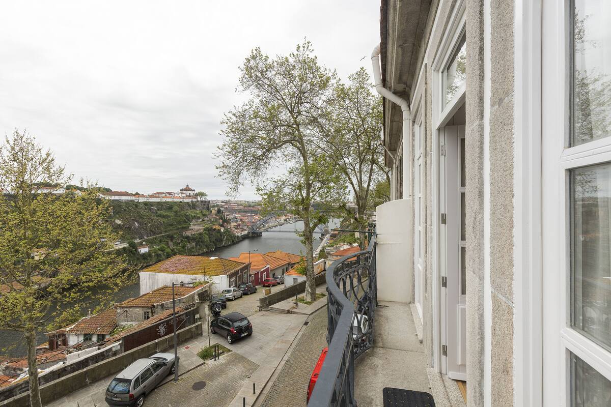 Apartamento Estudio com Varanda e vista Rio - 2º Andar | Vista do quarto