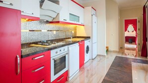Vila, 5 quartos, piscina particular | Cozinha privada | Geladeira grande, fogão, cooktop, lava-louças
