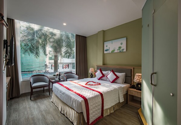 Quarto casal superior (With Window) | Frigobar, escrivaninha, Wi-Fi de cortesia, roupa de cama