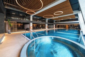 Piscina interna, piscina externa sazonal