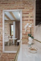 Quarto Duplo Deluxe | Roupa de alta qualidade, camas de colchão viscoelástico, minibar 