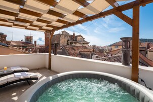 Quarto Duplo Deluxe, terraço | Roupa de alta qualidade, camas de colchão viscoelástico, minibar 