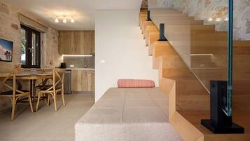 Minifrigorífico, uma placa de cozinha, uma máquina de café expresso