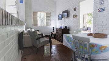 Chalé, 2 quartos, para não fumantes | Sala de estar | TV de tela plana