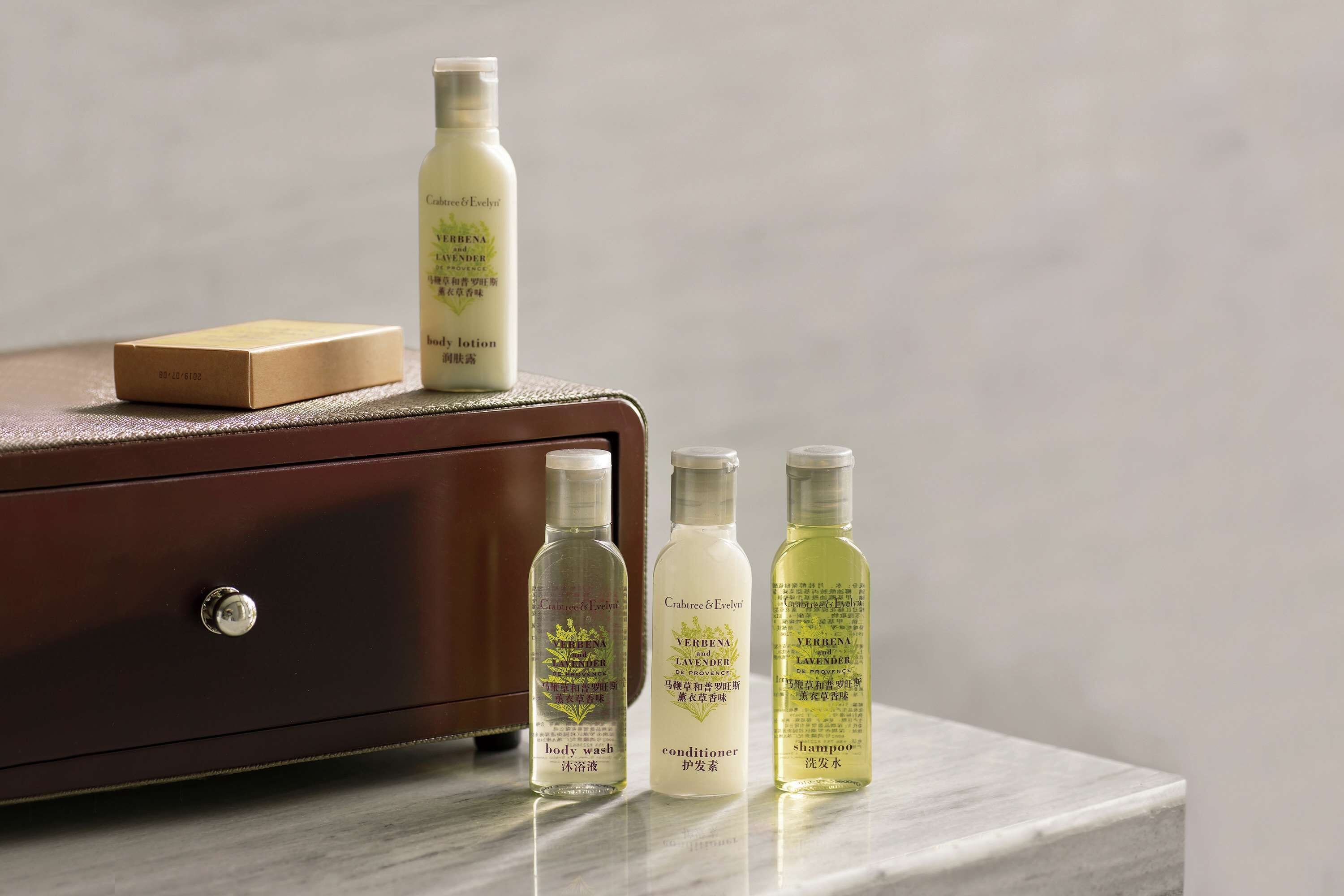 Cofre no quarto, roupa de cama fornecida 