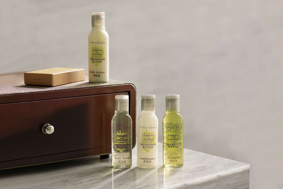 Cofre no quarto, roupa de cama fornecida