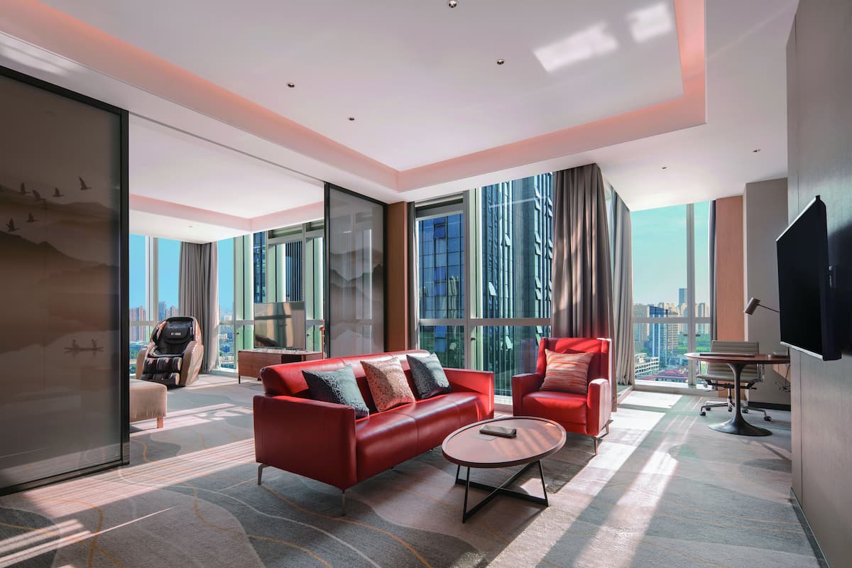 Cofre no quarto, roupa de cama fornecida