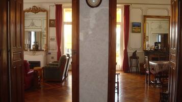 Quarto tradicional com lareira, mobiliário de madeira e decoração clássica.