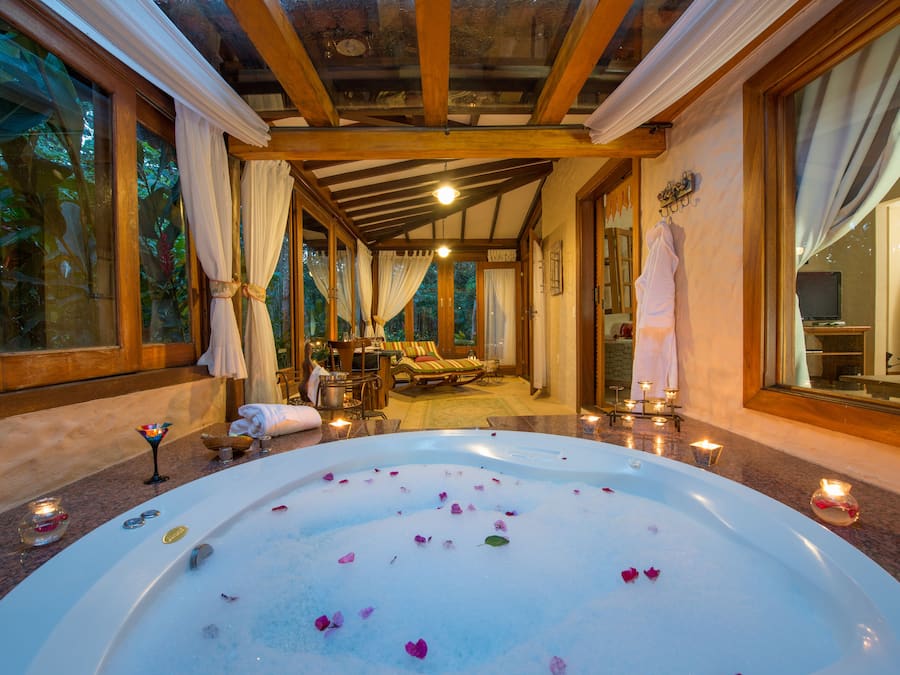 Suíte Imperador | Banheira de hidromassagem particular