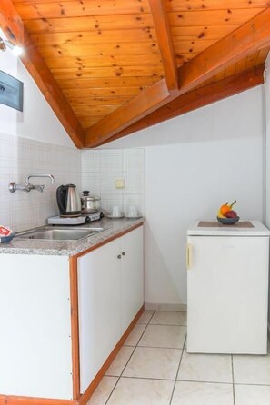 Geladeira grande, chaleira elétrica