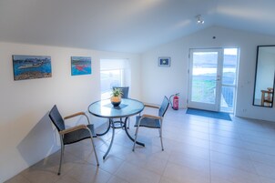 Apartamento Panorâmico, 2 quartos, vista parcial para o mar (02) | Sala de estar | TV de ecrã plano 