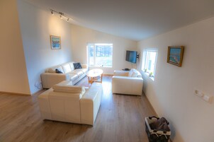 Apartamento Panorâmico, 2 quartos, vista parcial para o mar (02) | Sala de estar | TV de ecrã plano 