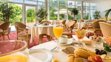 Pequeno-almoço tipo buffet diário (18 EUR por pessoa)