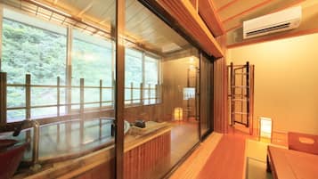 Quarto (with Half Open-air bath) | Cofre no quarto, Wi-fi grátis, roupa de cama fornecida