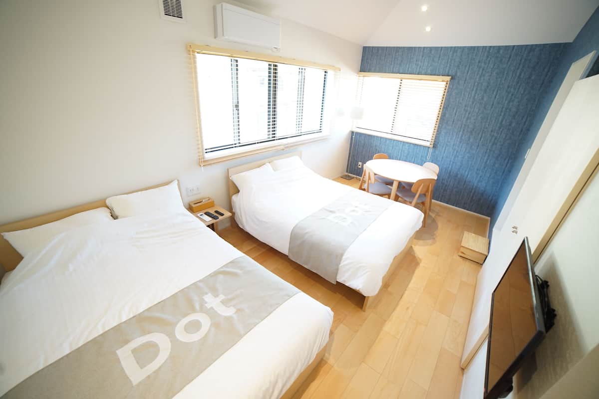 Quarto duplo superior, 2 camas de casal | Quartos à prova de som, Wi-Fi de cortesia, roupa de cama