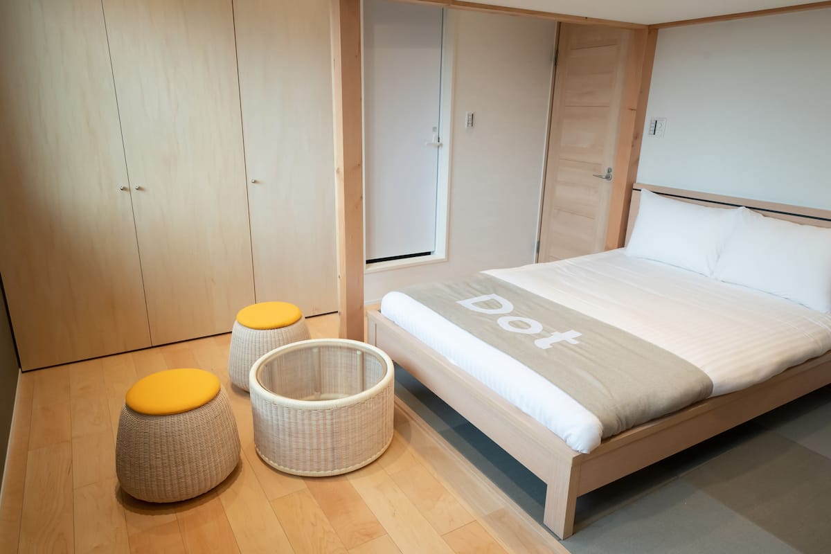 Quarto superior (Japanese Modern) | Quartos à prova de som, Wi-Fi de cortesia, roupa de cama