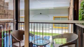 Poolside Room | Escrivaninha, espaço de trabalho para notebook, cortinas blackout
