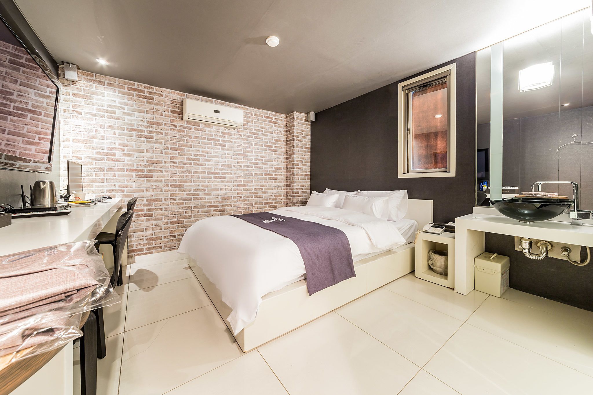 Standard Room (Check-in 6pm on FRI, 9pm on Weekend & Korean Public Holidays) | Edredões de penas, com decoração personalizada 