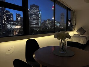 Suite-Estúdio Comfort, várias camas, não fumadores, vista para o jardim | 1 quarto, com decoração personalizada, com mobília individualizada 