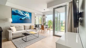 Apartamento luxo, 1 quarto, vista parcial para o mar | Área de estar | TV de tela plana