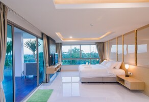 Suite | Minibar, cofre no quarto, cortinas/cortinados opacos 