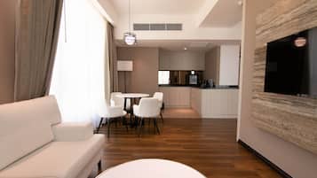 Suite Deluxe | Cofre no quarto, secretária, Wi-fi grátis, roupa de cama fornecida