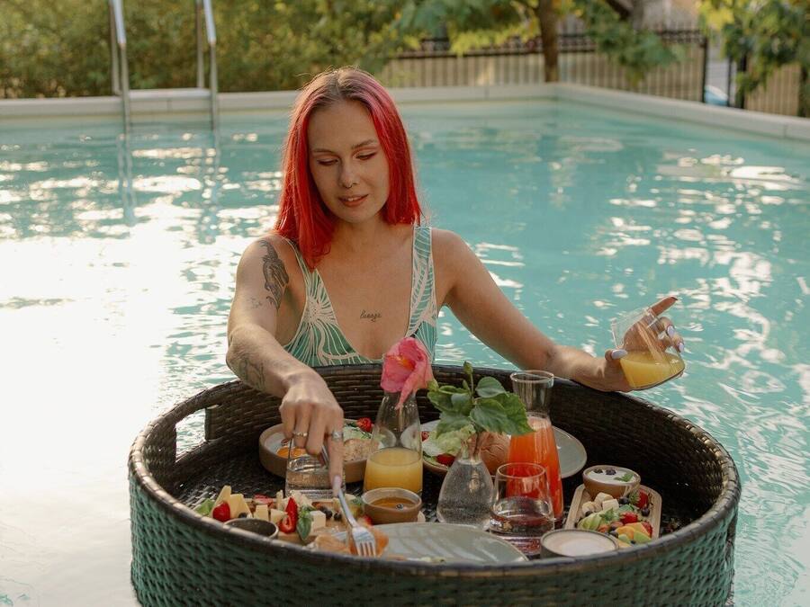 Piscina exterior sazonal, espreguiçadeiras