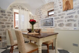 Suíte, 1 quarto | Sala de estar | TV de tela plana, livros