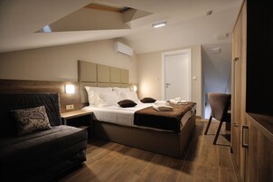 Quarto Individual | Minibar, cofre no quarto, secretária 