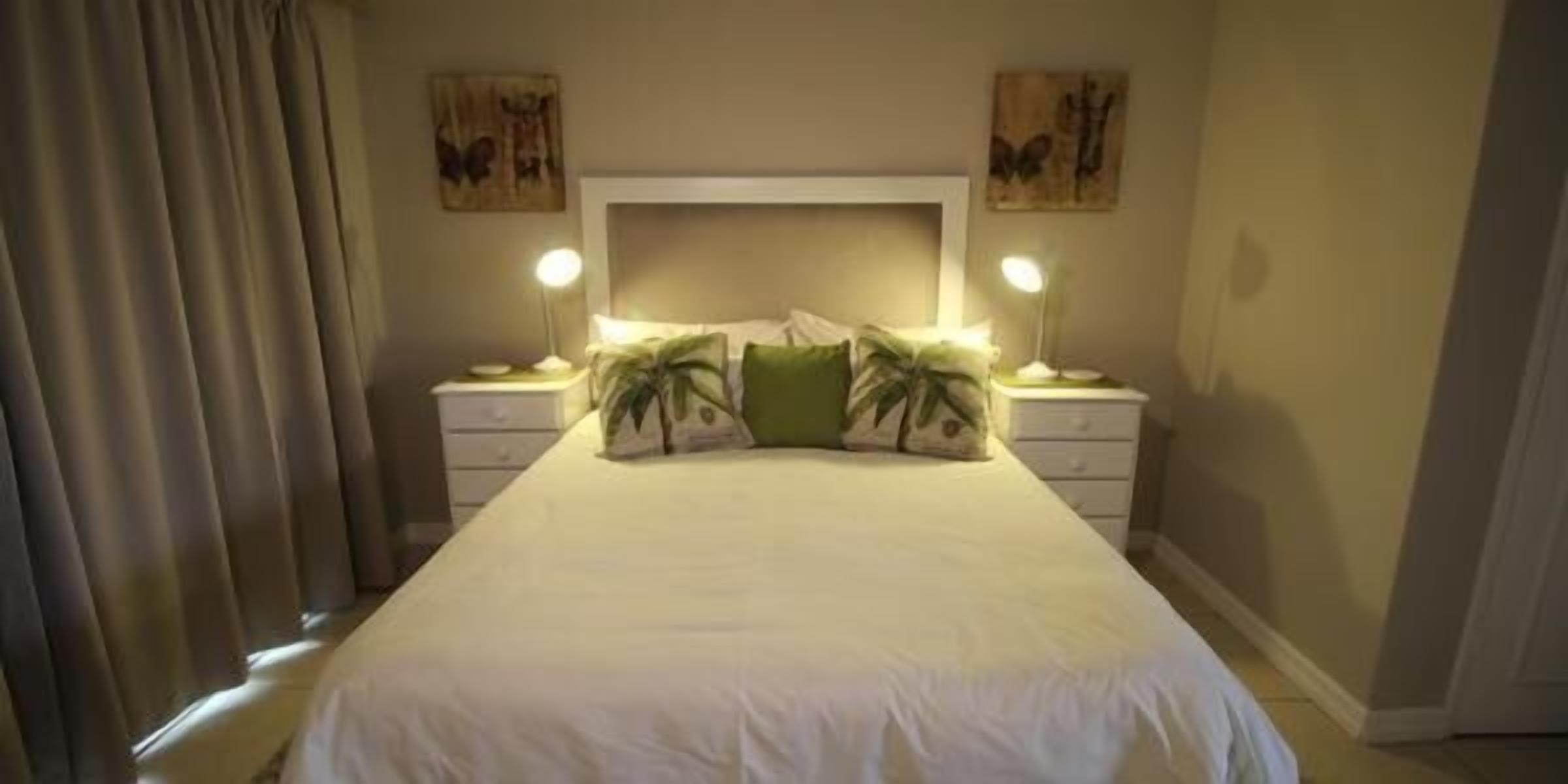 Frigobar, cofres nos quartos, escrivaninha