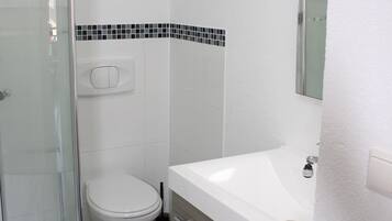 Apartamento | Casa de banho | Um polibã, artigos de higiene pessoal grátis, um secador de cabelo